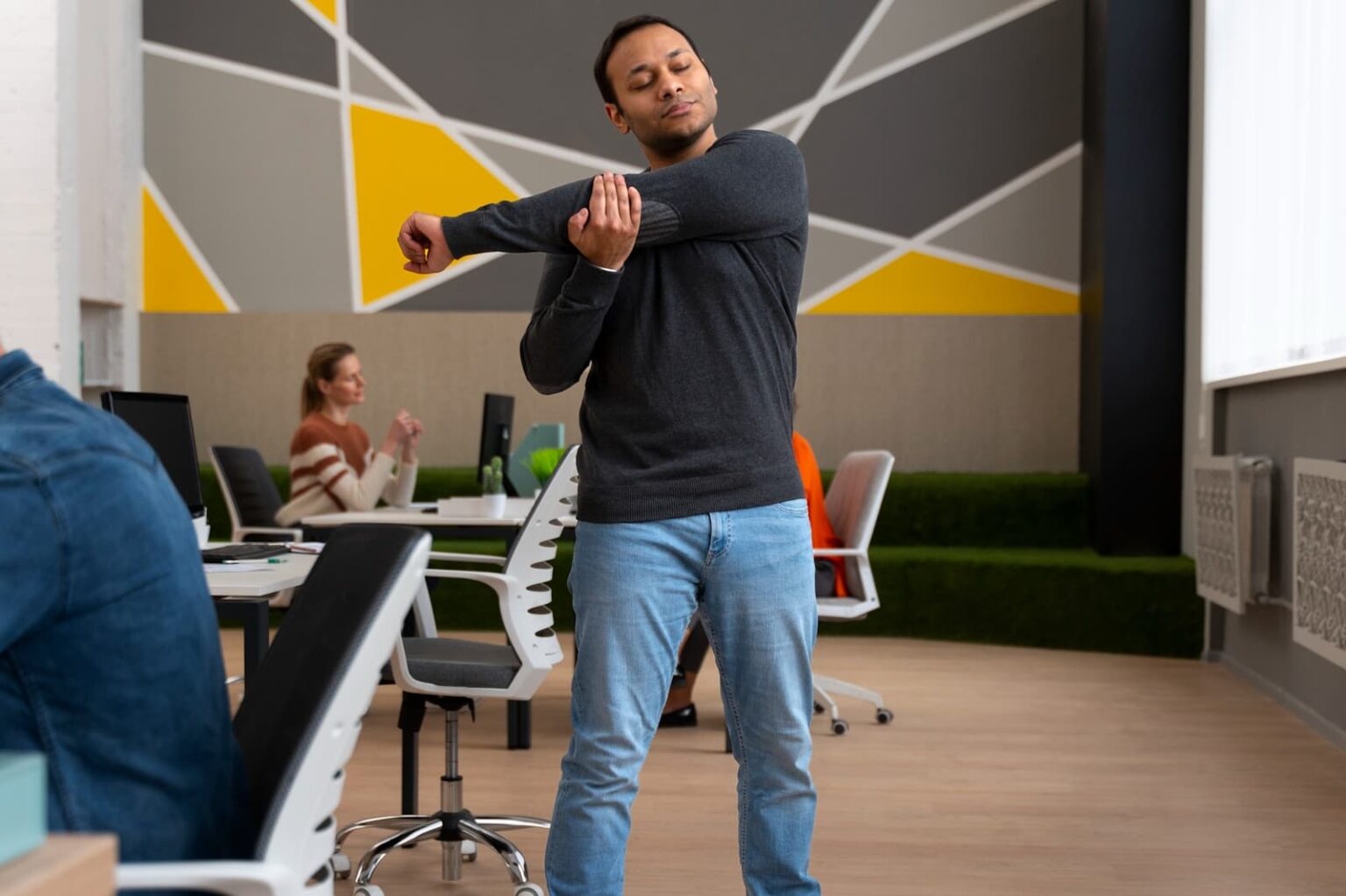 5-Minute Active Breaks: Guide to Office Wellness | Access-Salud