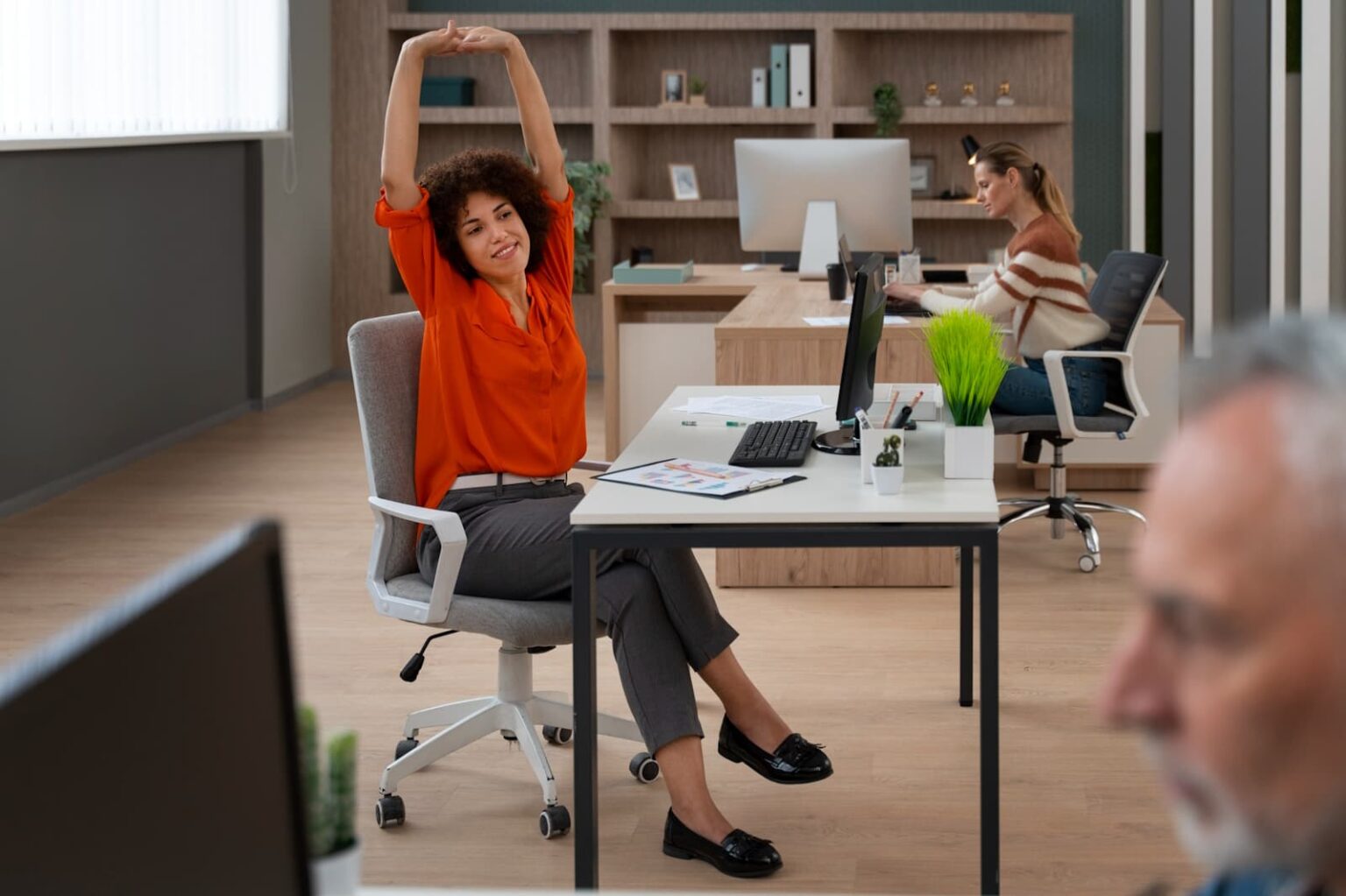 5-Minute Active Breaks: Guide to Office Wellness | Access-Salud